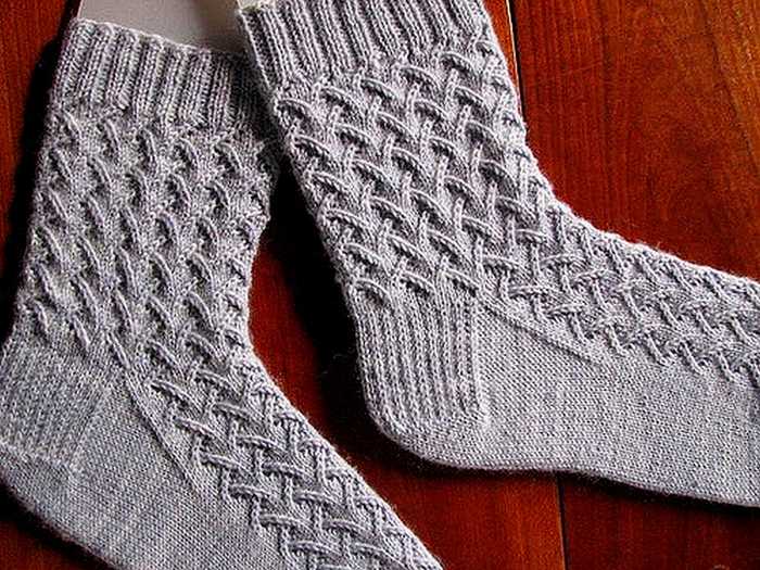 Cozy and Stylish: Knit Your Own Boot Liners with this Pattern
