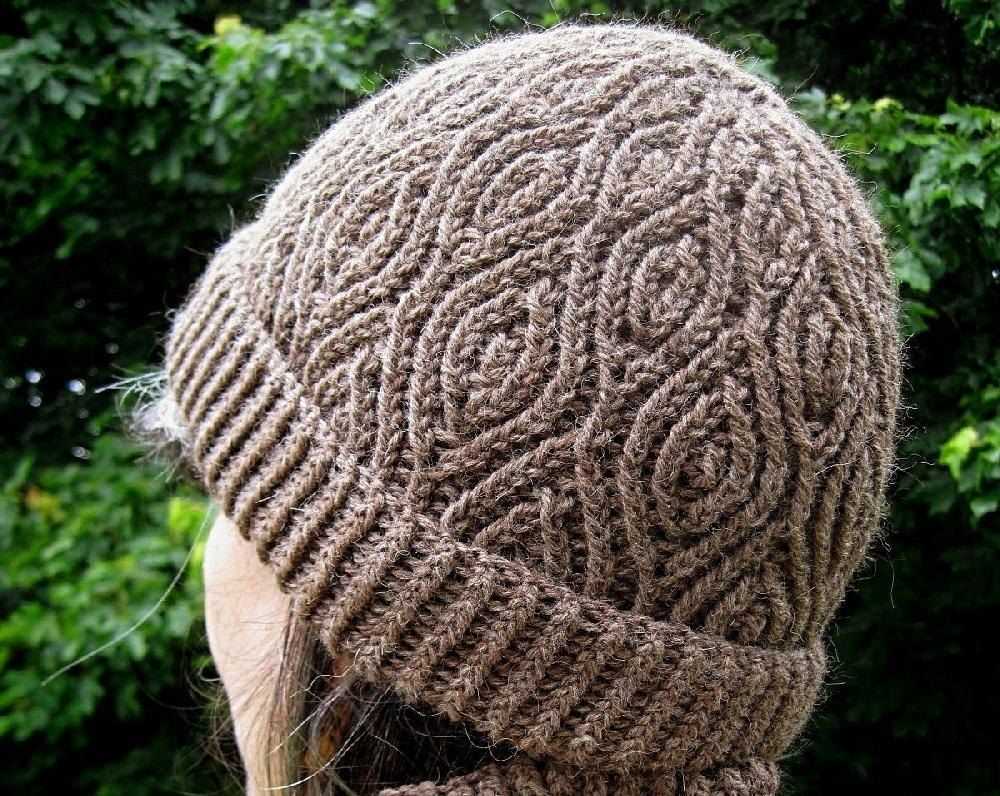 Knit a stylish hat for adults for free