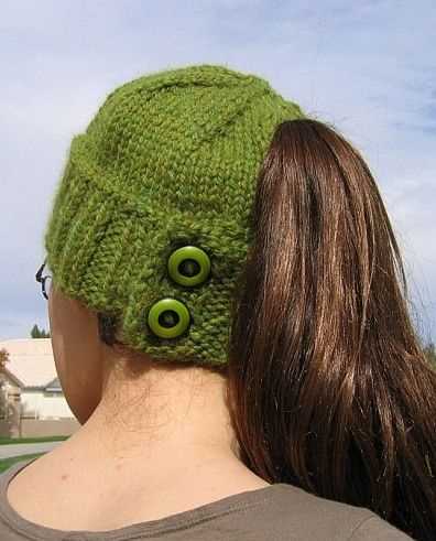 Cozy and stylish: a free pattern for a knitted ponytail hat