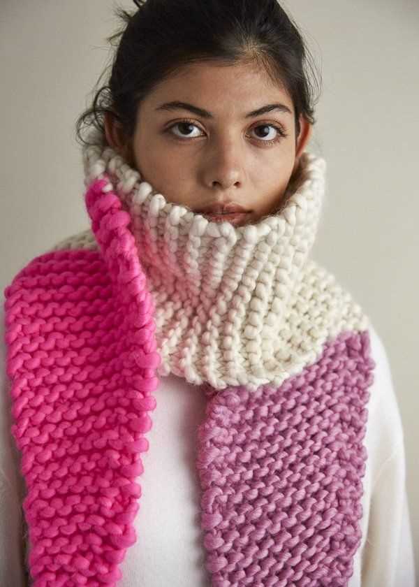 Cozy and stylish: Knit a chunky scarf for free