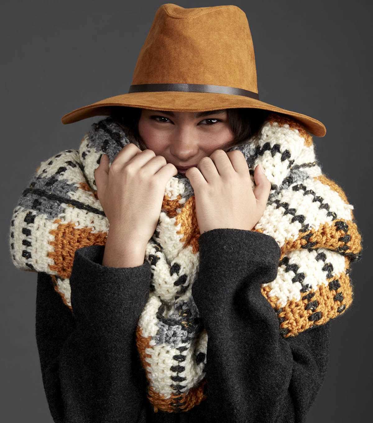 Cozy and Stylish: Free Pattern for a Knit Plaid Scarf
