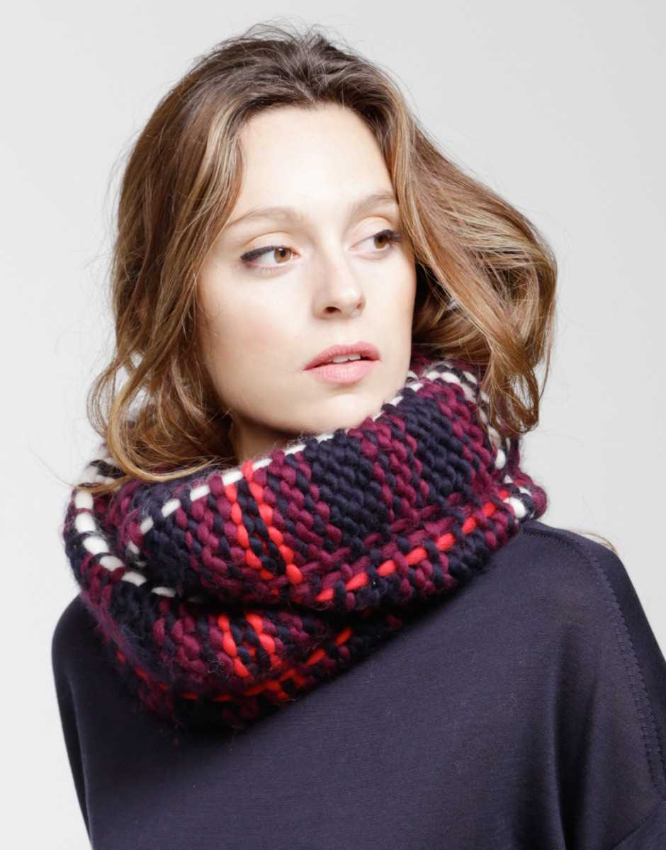 Cozy and Stylish: Free Pattern for a Knit Plaid Scarf