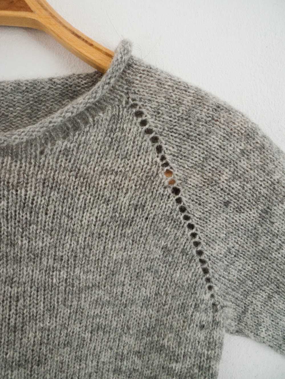 Easy-to-follow pattern for a raglan sweater made with a machine knit