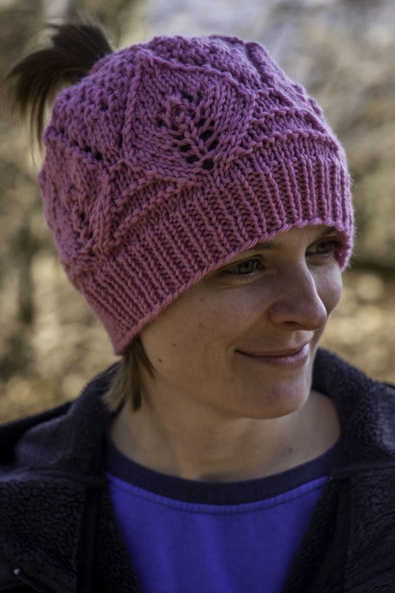 Free pattern for a hat with a hole for a ponytail