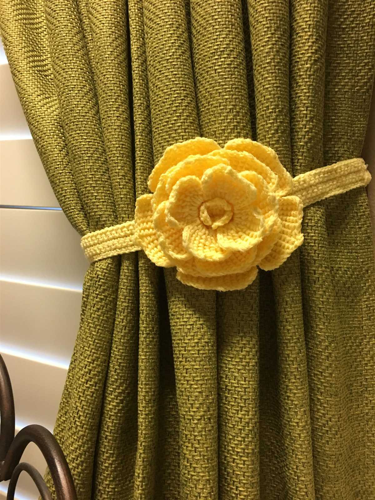 Stylish DIY: Knitted Curtain Tie Back Pattern