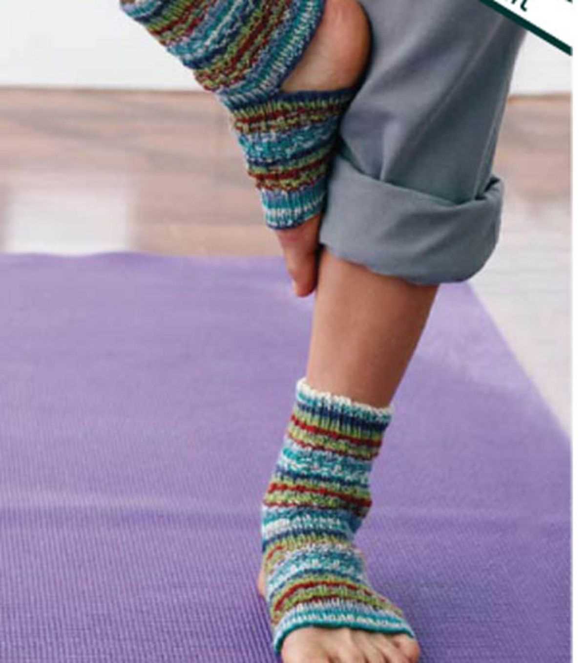 Cozy and functional: a knitting pattern for yoga socks